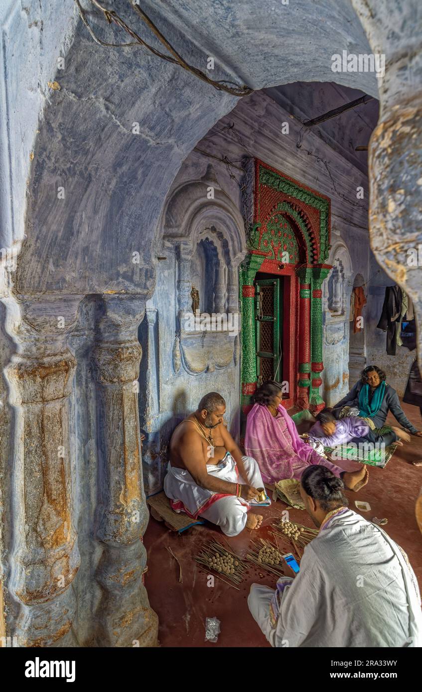 Hindu final rites hi-res stock photography and images - Alamy