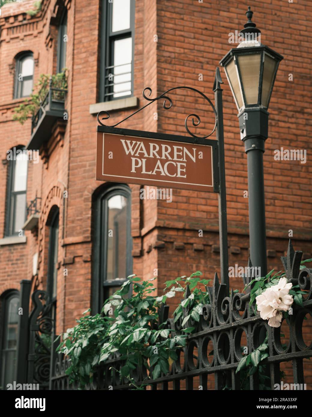 Warren Place sign in Cobble Hill, Brooklyn, New York Stock Photo - Alamy