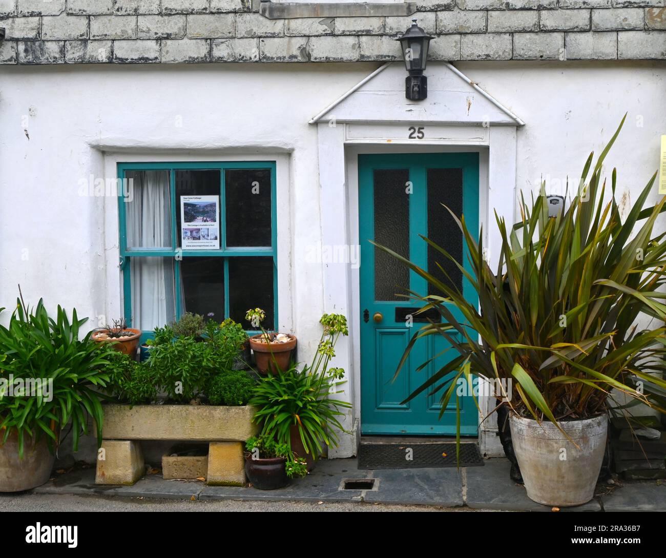Cottage sea cornwall hi-res stock photography and images - Alamy