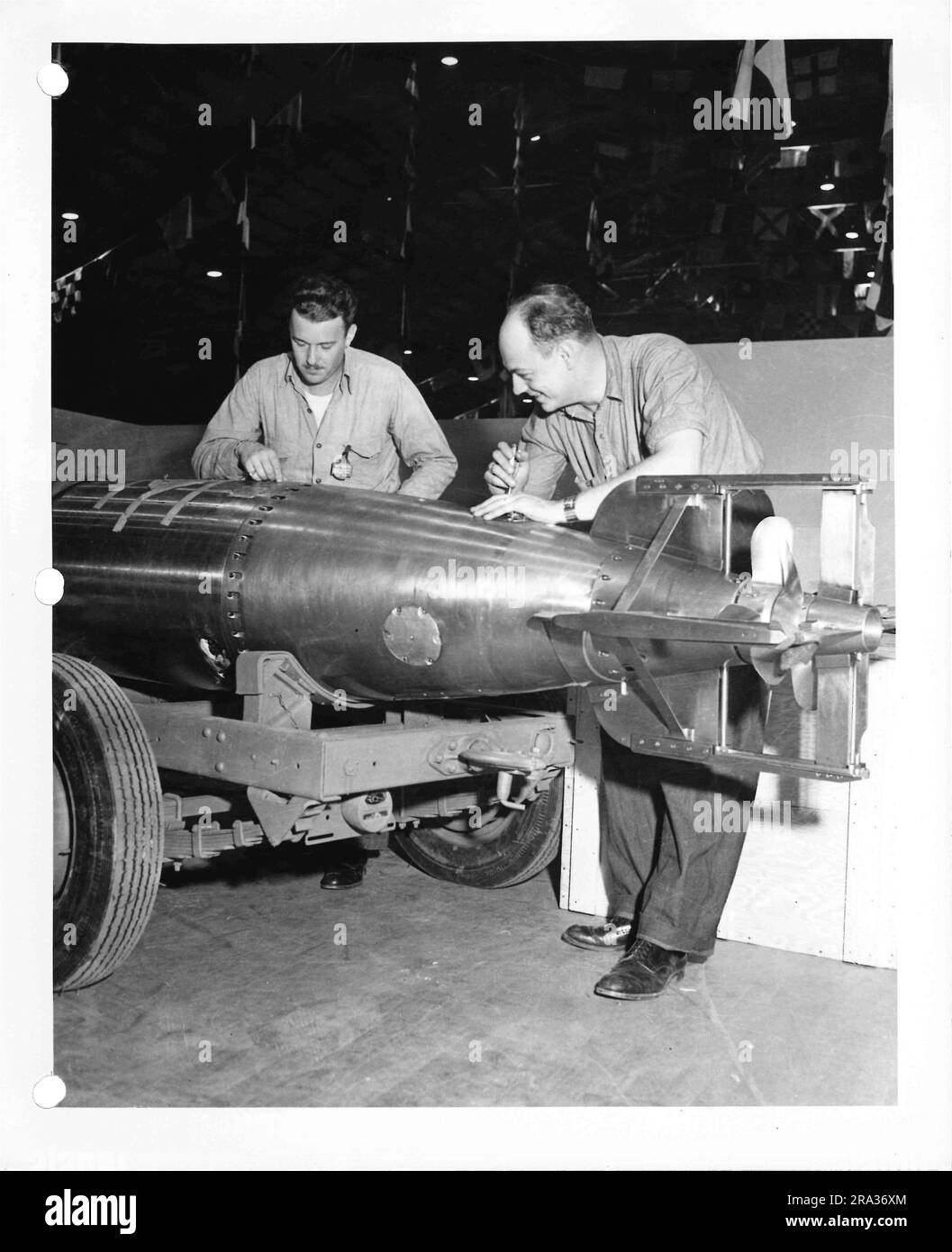 Technicians working Black and White Stock Photos & Images - Alamy