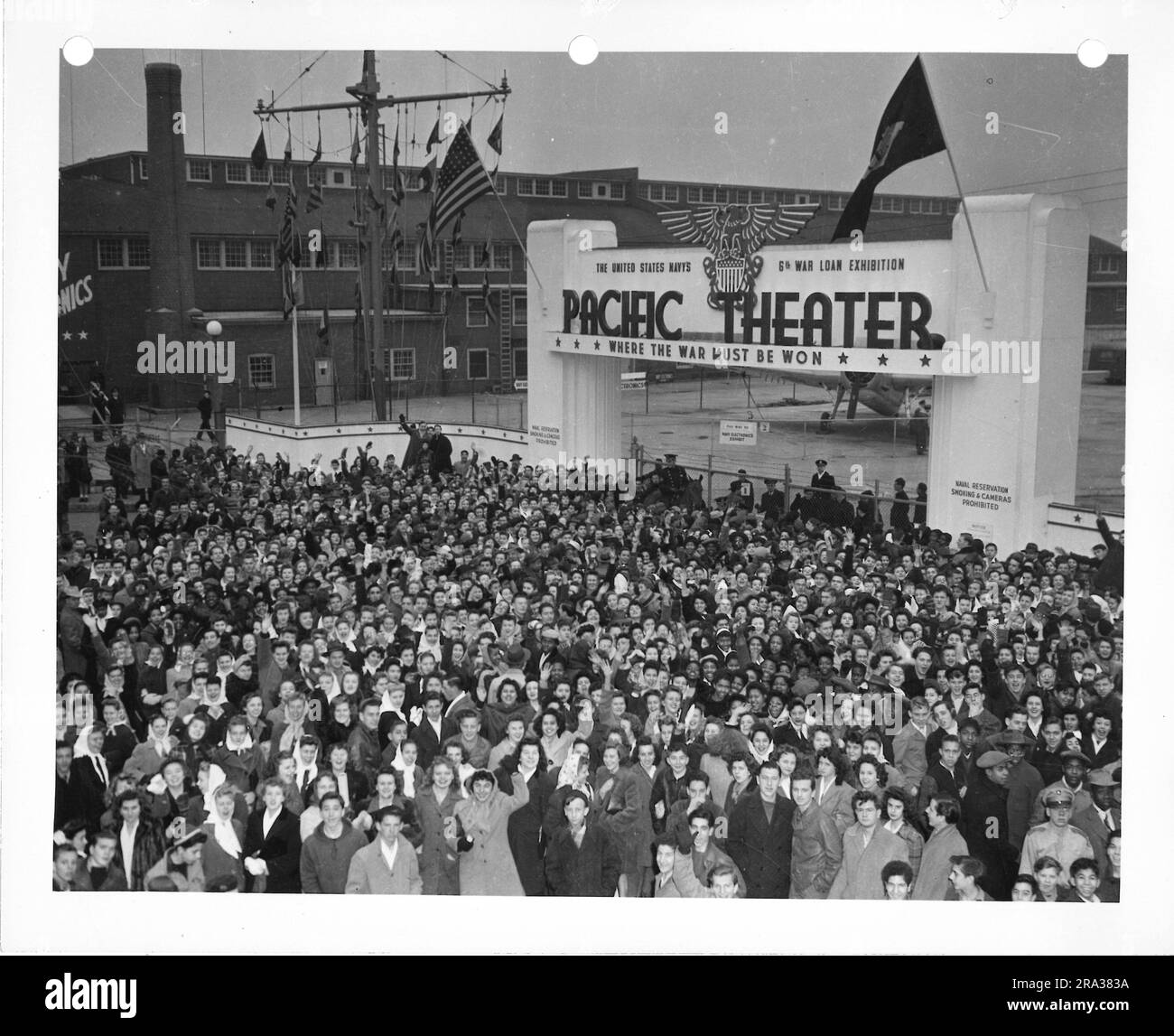 Large crowd in front of Black and White Stock Photos & Images - Alamy