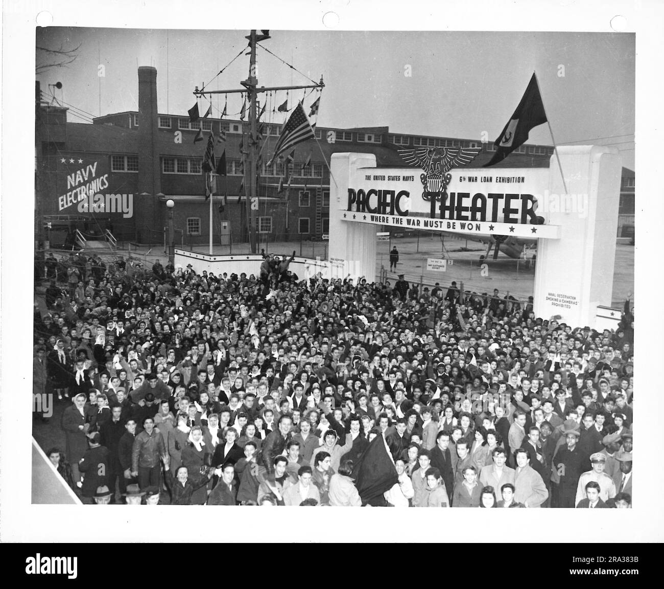 Large crowd in front of Black and White Stock Photos & Images - Alamy