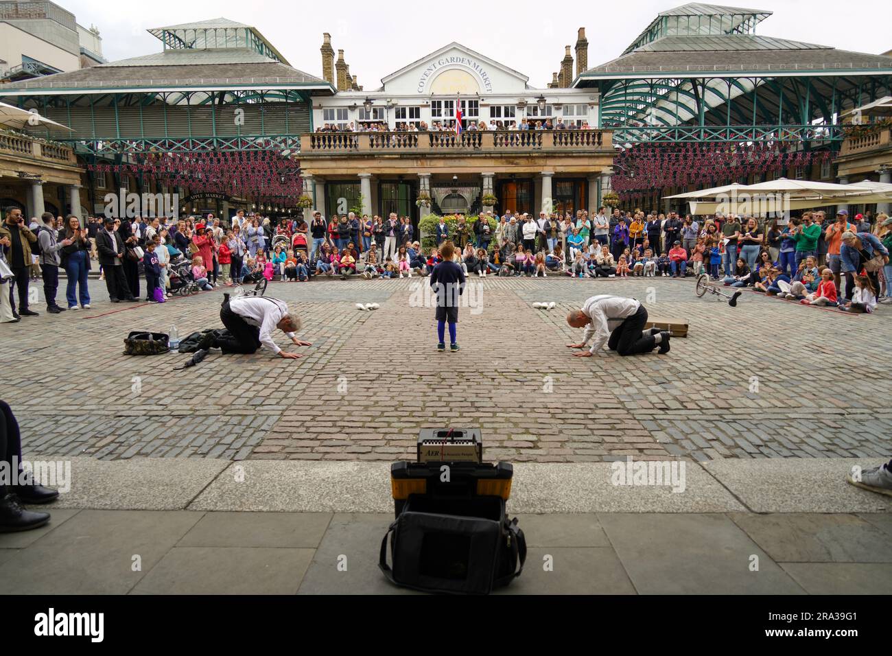 Crowded London square, Covent Garden Market, with artists, street ...