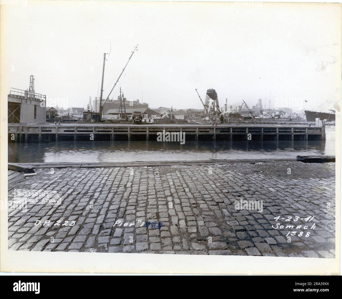 Pier 1 docking hi-res stock photography and images - Alamy