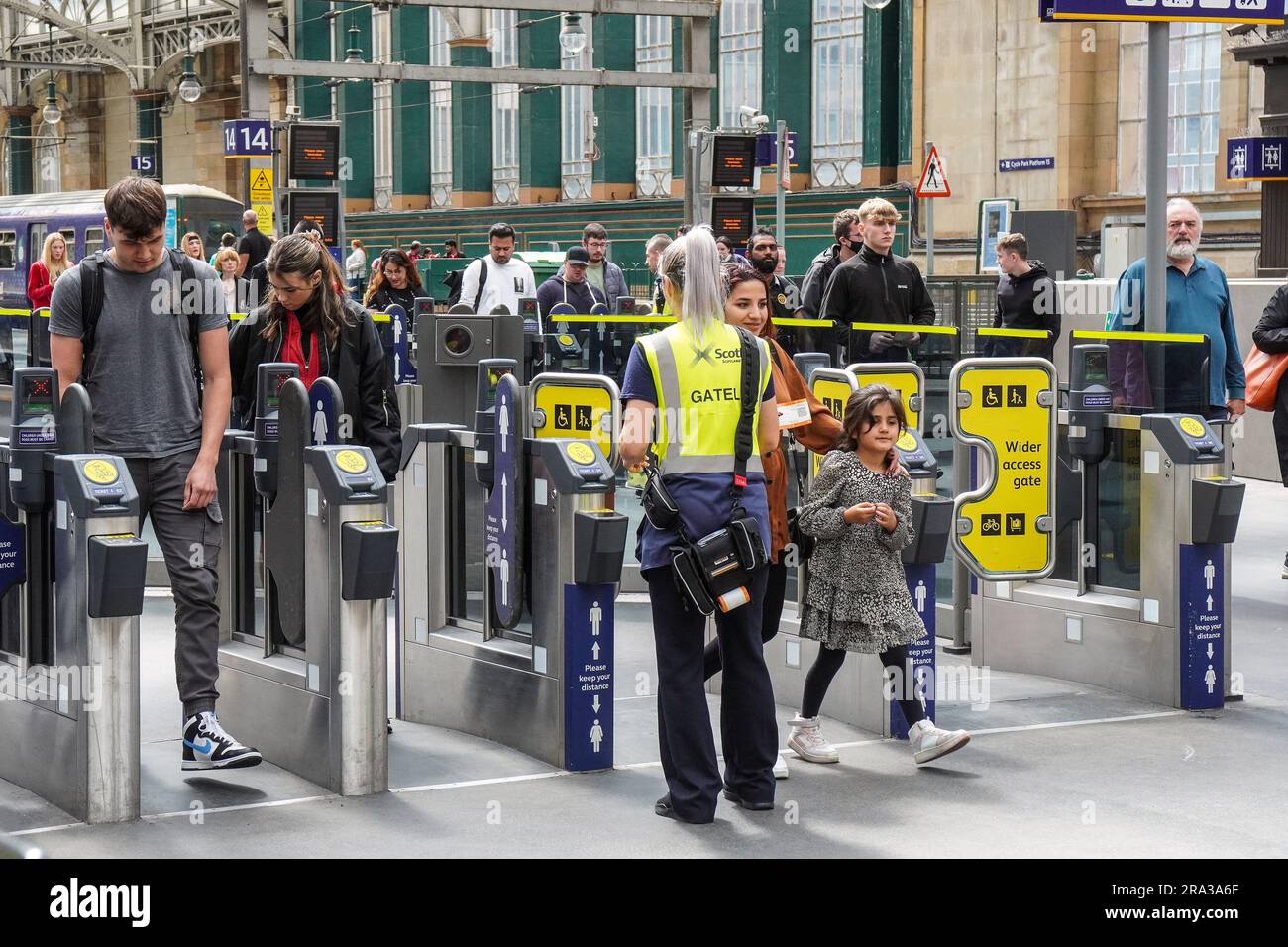 Platform ticket machine hi-res stock photography and images - Alamy