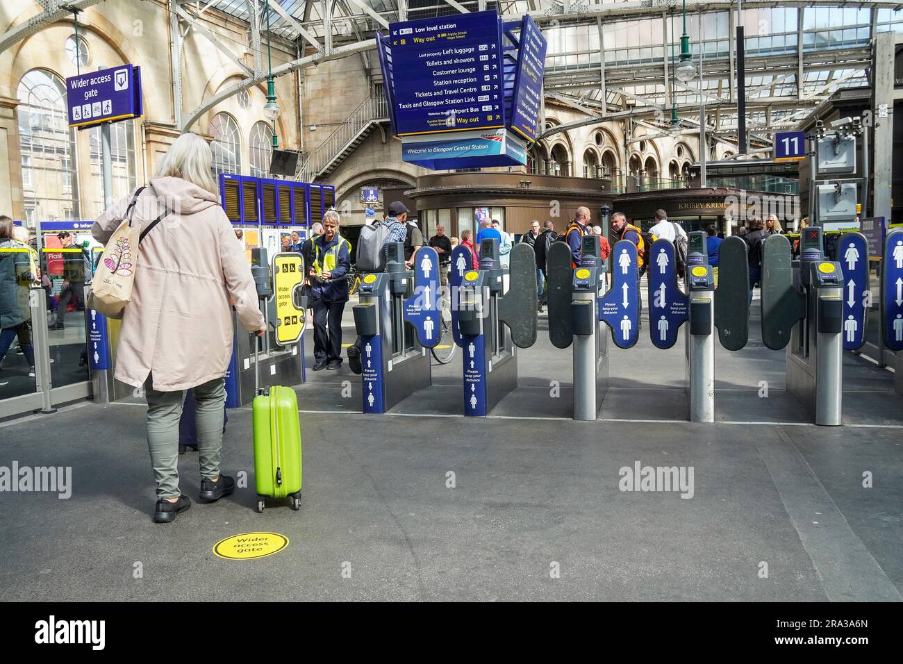 Platform ticket machine hi-res stock photography and images - Alamy