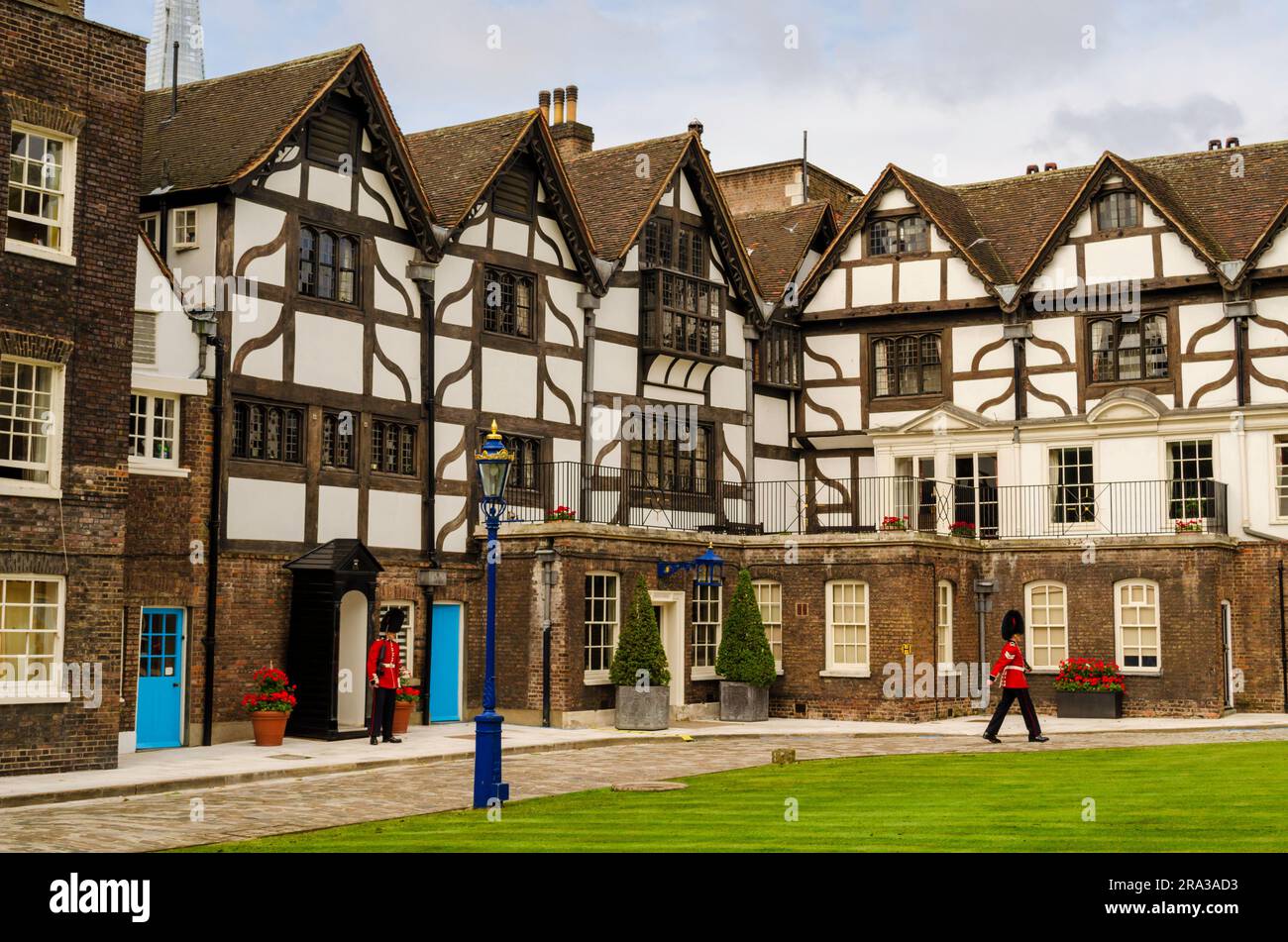 Queen queens guard hi-res stock photography and images - Alamy