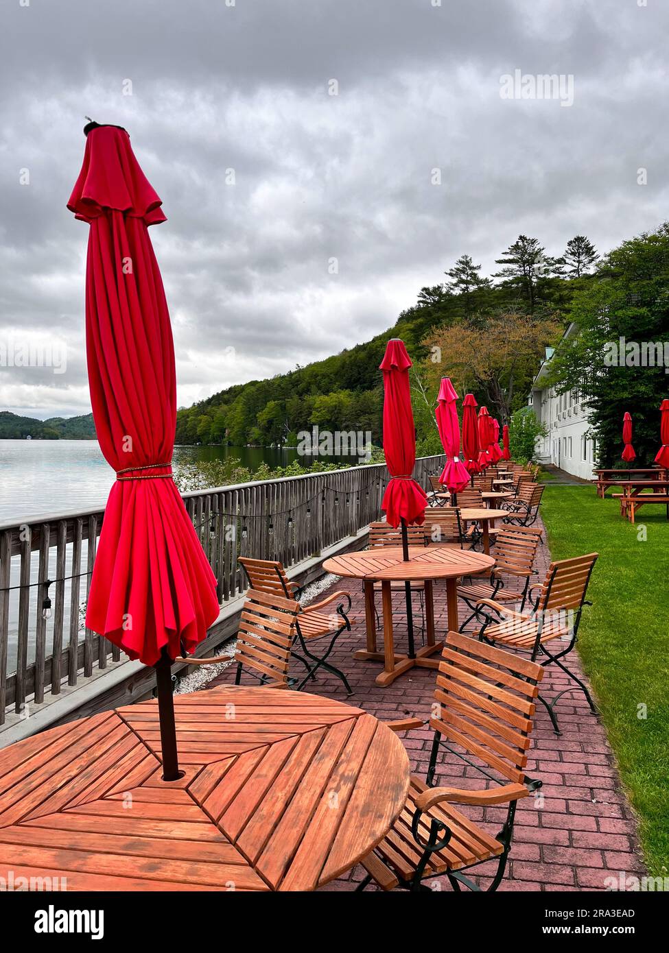 Lakeside picnic tables hi-res stock photography and images - Alamy