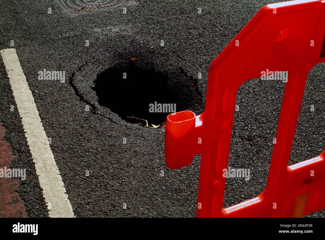 hole in the road Stock Photo - Alamy