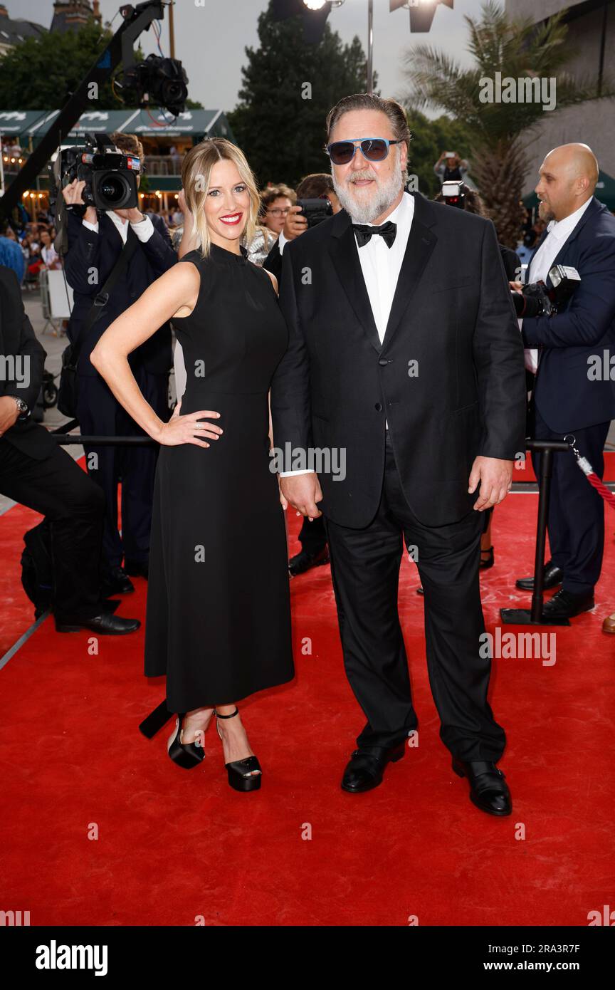 Russell Crowe mit Partnerin Britney Theriot bei der Eröffnung des 57 ...