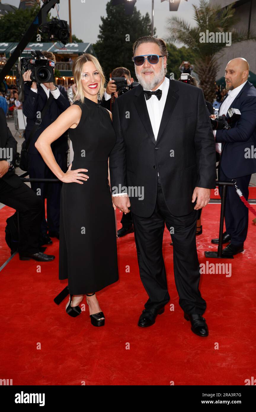 Russell Crowe mit Partnerin Britney Theriot bei der Eröffnung des 57 ...