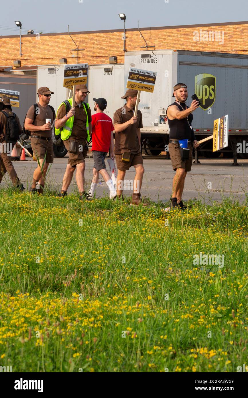 Strike united parcel service hi-res stock photography and images - Alamy