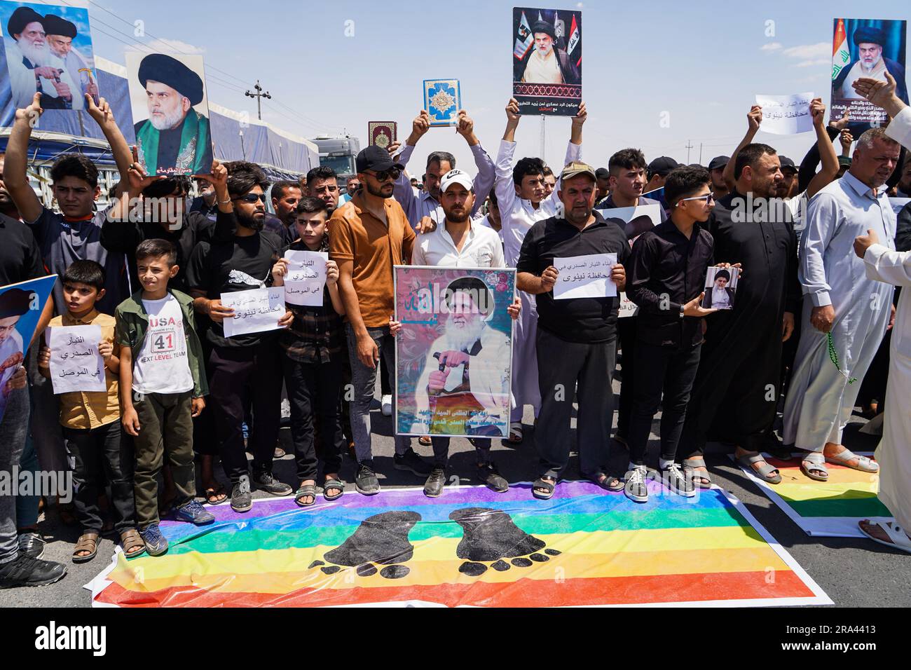 Iraqi flag burning hi-res stock photography and images - Alamy