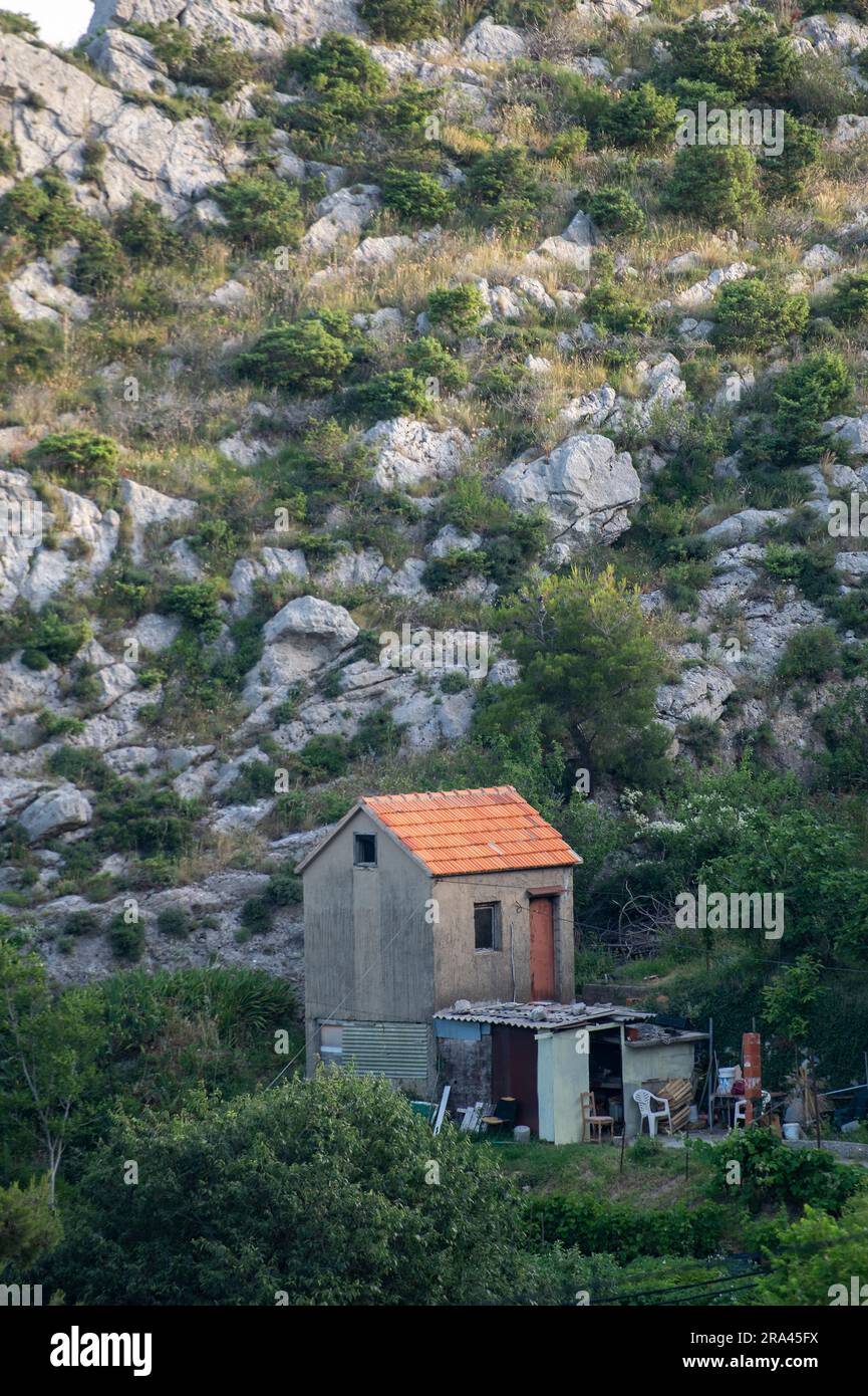 Farmhouse building on hillside hi-res stock photography and images - Alamy