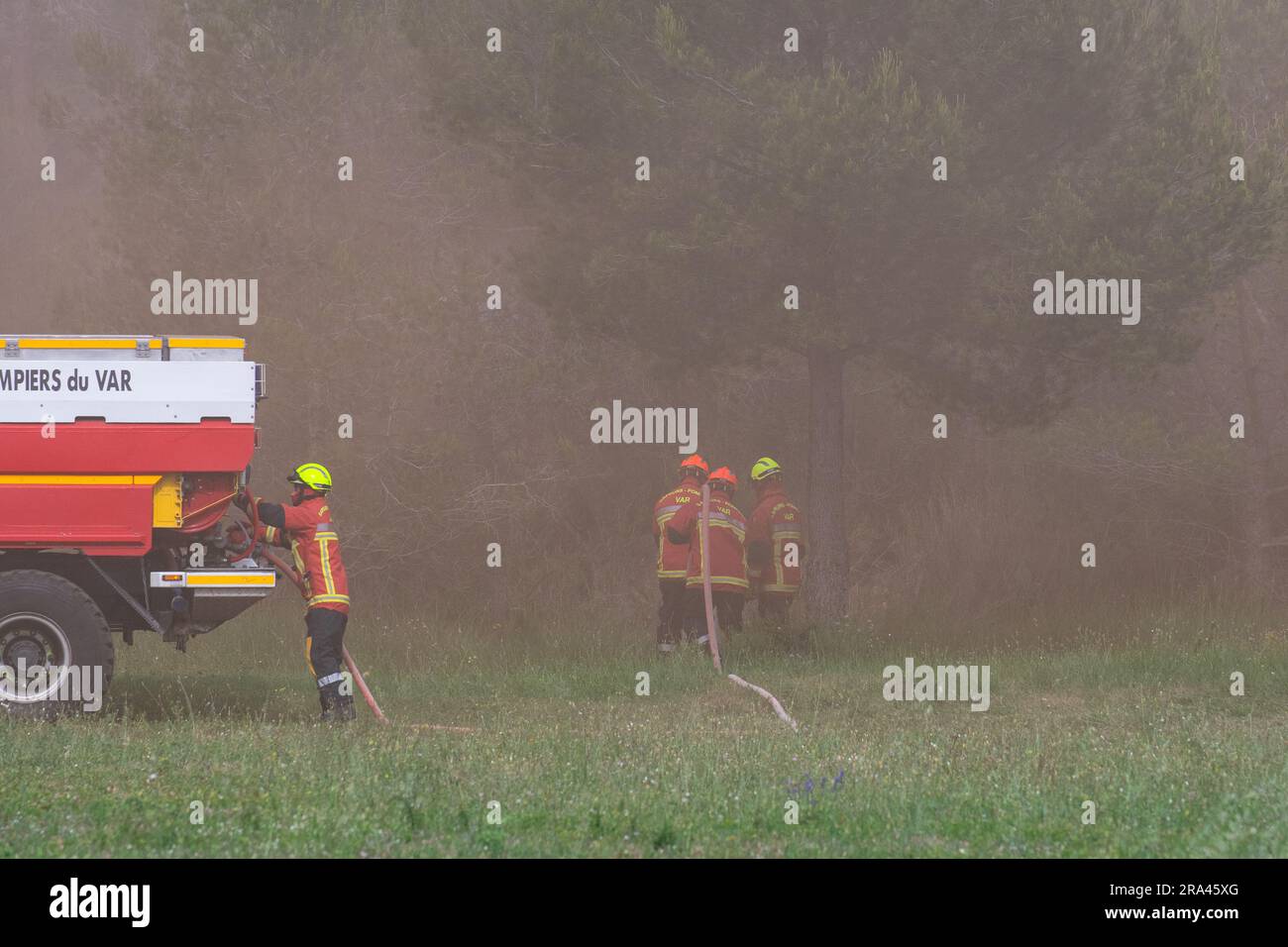 Signes, France. 20th June, 2023. Members of fire-fighting units carry ...