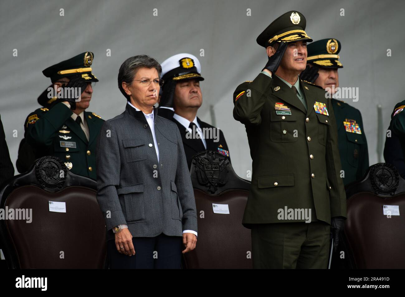 Crowd control by the colombian police hi-res stock photography and ...