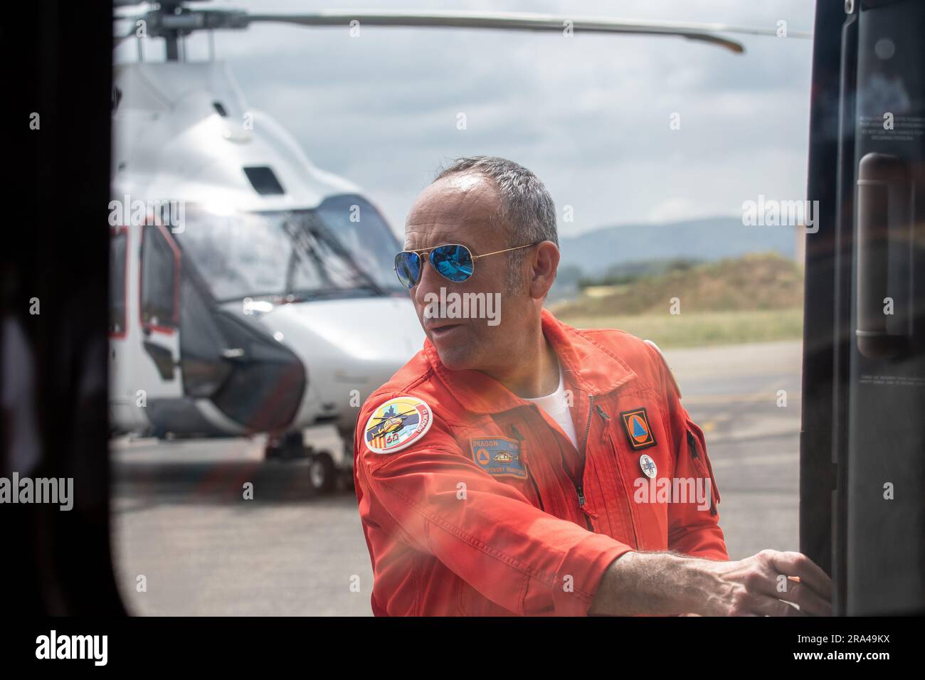 Closing helicopter door hi-res stock photography and images - Alamy