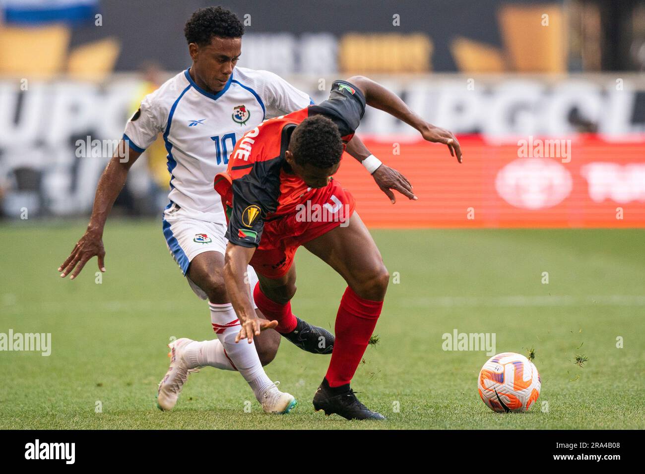 Panama forward Edgar Barcenas, left, vies for the ball against ...