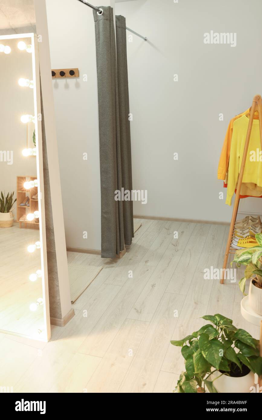 Dressing room in fashion store. Stylish design Stock Photo - Alamy