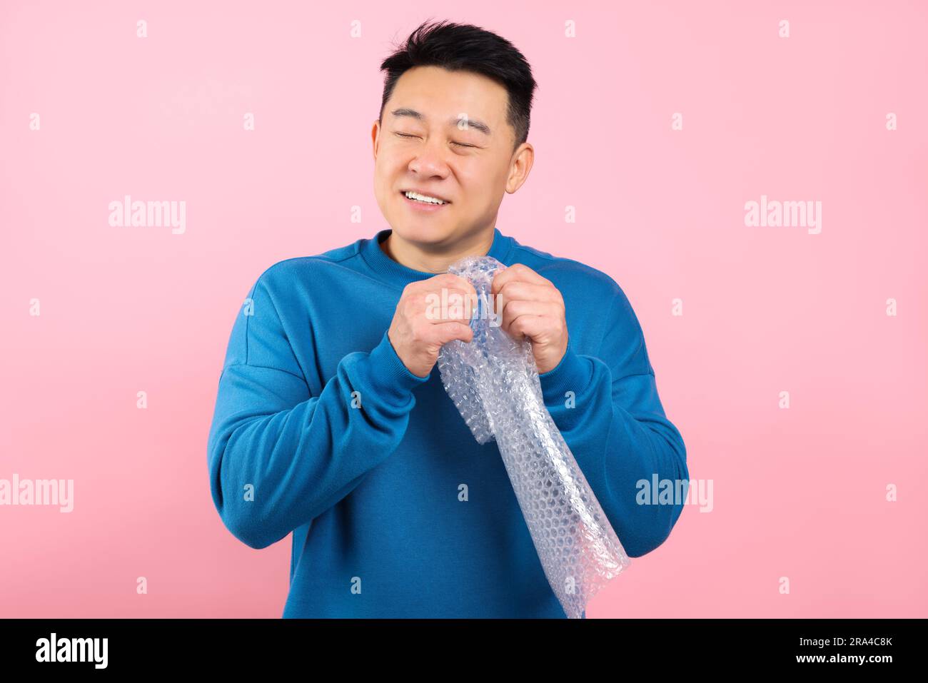 Man bubble wrap hi-res stock photography and images - Alamy