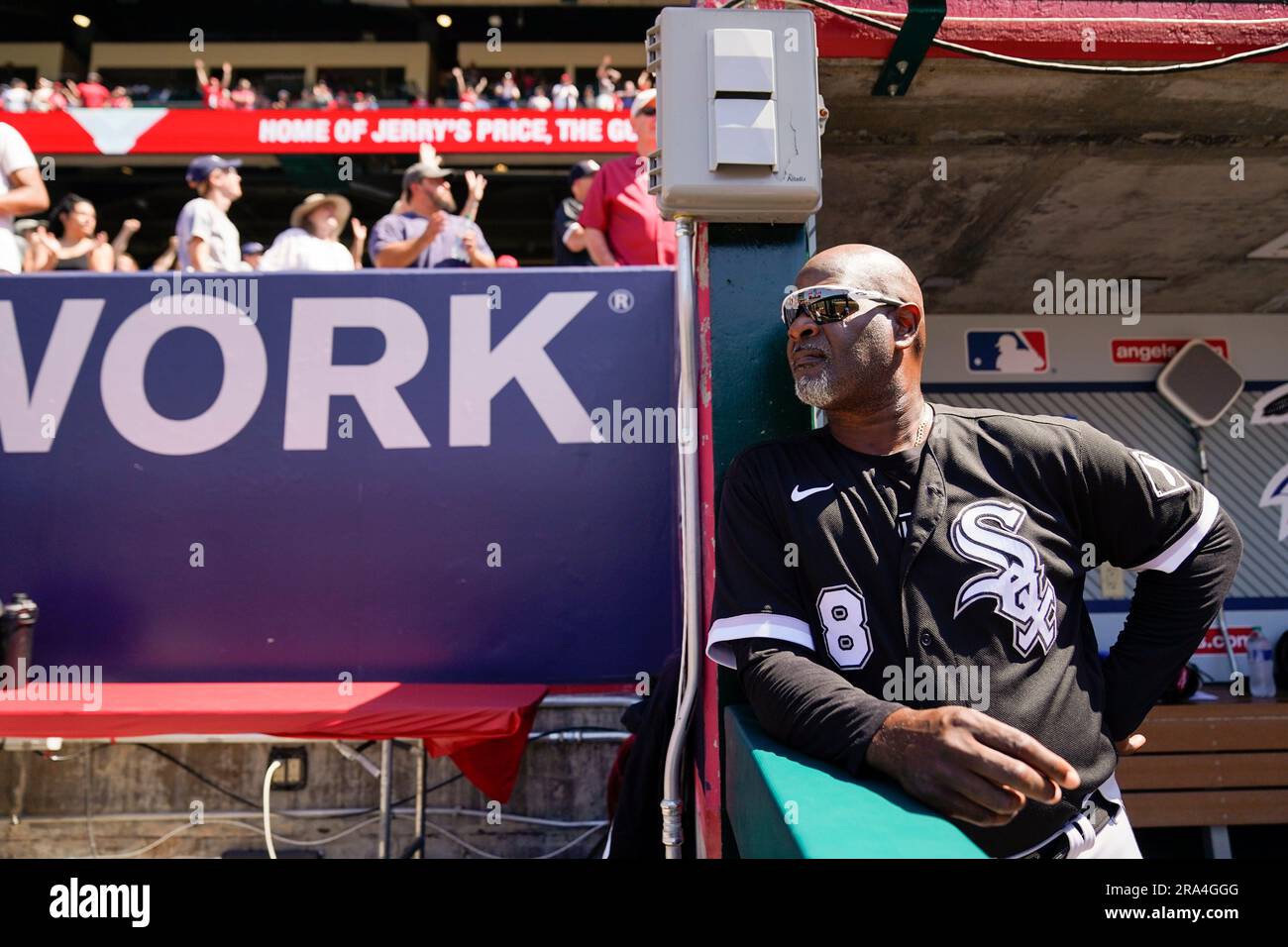 Chicago White Sox first base coach Daryl Boston (8) stands in the ...