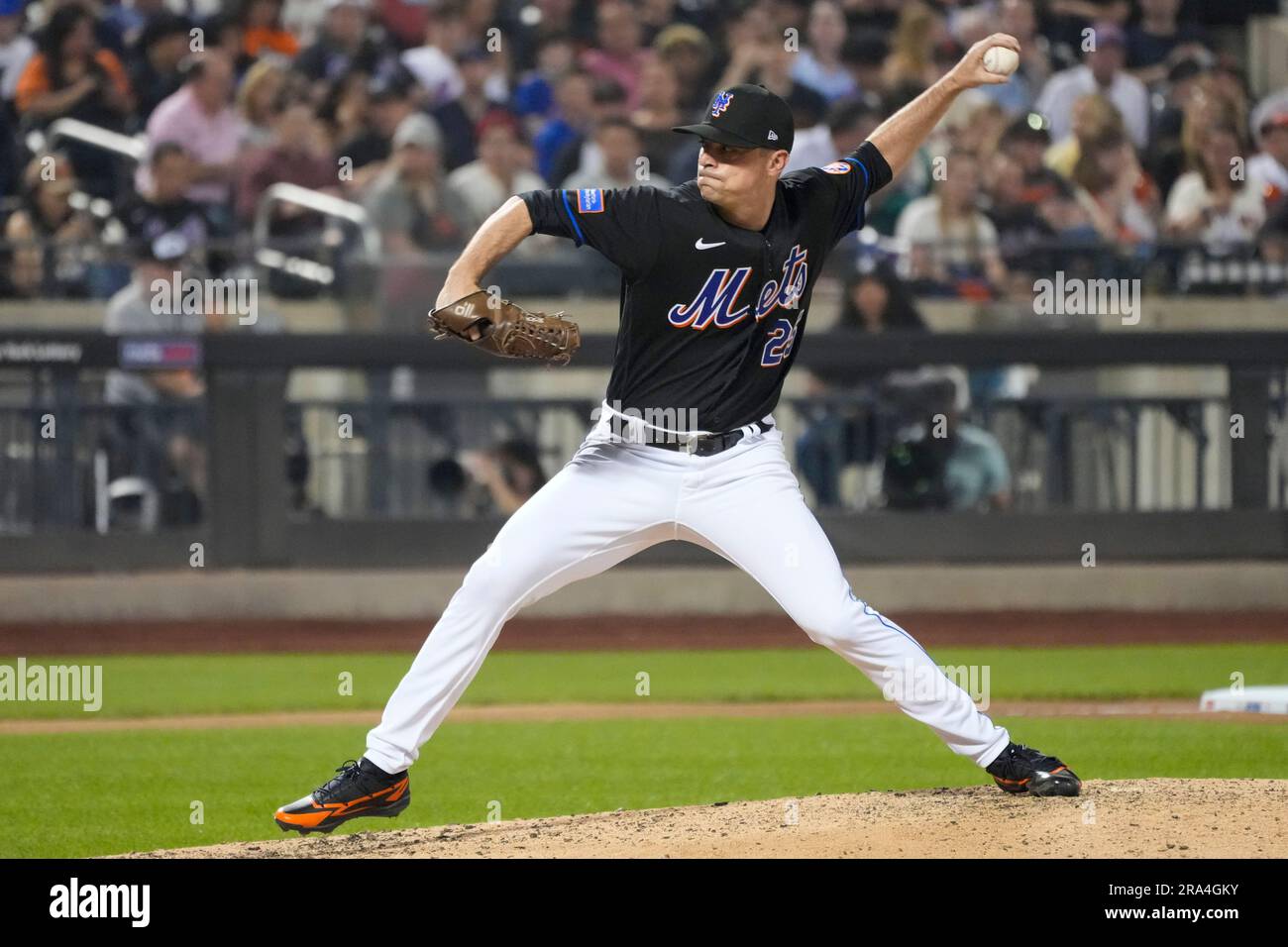 New York Mets pitcher Brooks Raley delivers against the San Francisco Giants during the seventh ...