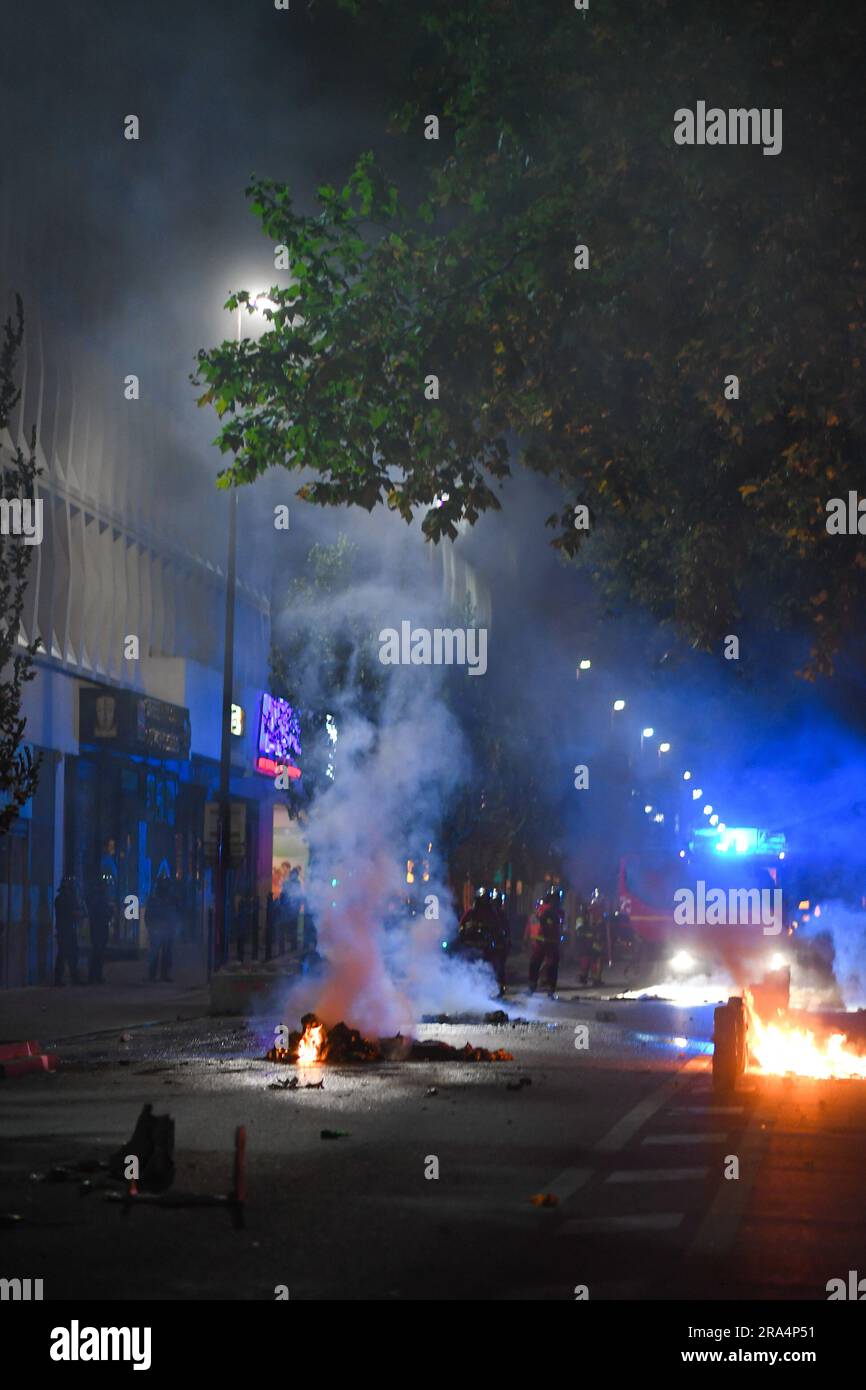 Charenton, France. 01st July, 2023. Firefighters extinguish fires set ...