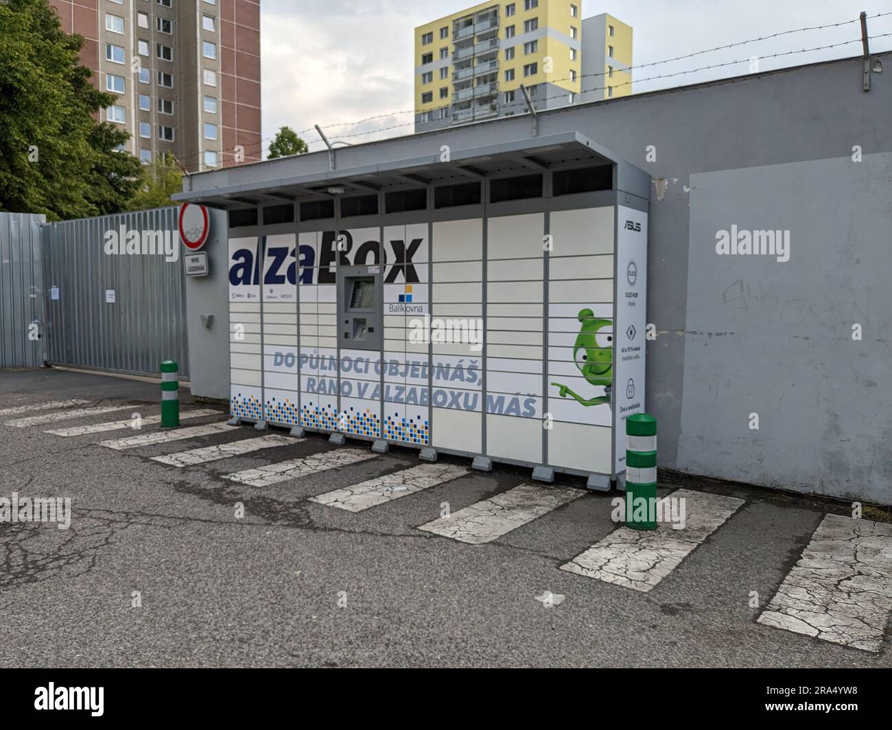 Alza Box-AlzaBox-parcel box logistics for customers standing outside of ...