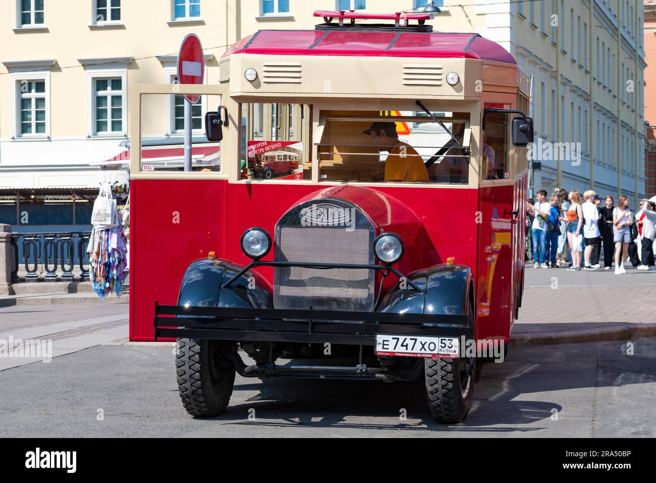 Excursion retro bus zis 8 hi-res stock photography and images - Alamy