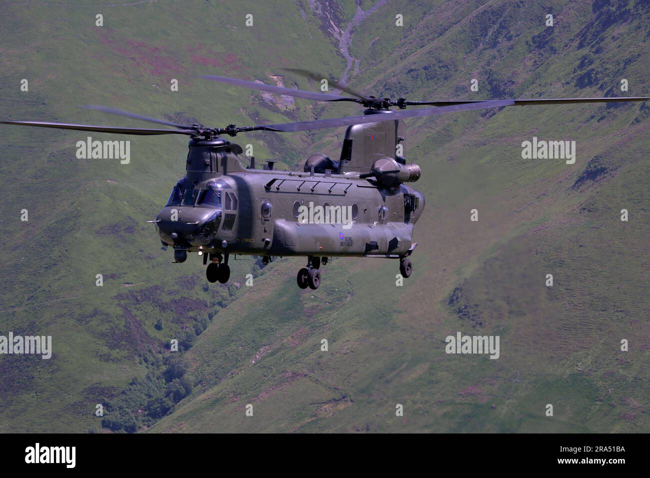 Chinook low level hi-res stock photography and images - Alamy