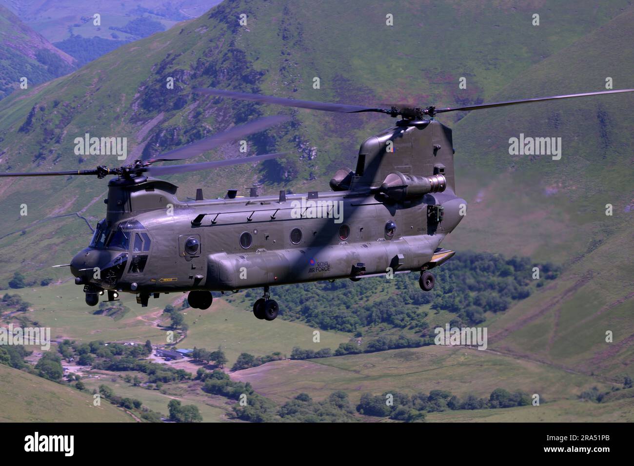 Chinook low level hi-res stock photography and images - Alamy