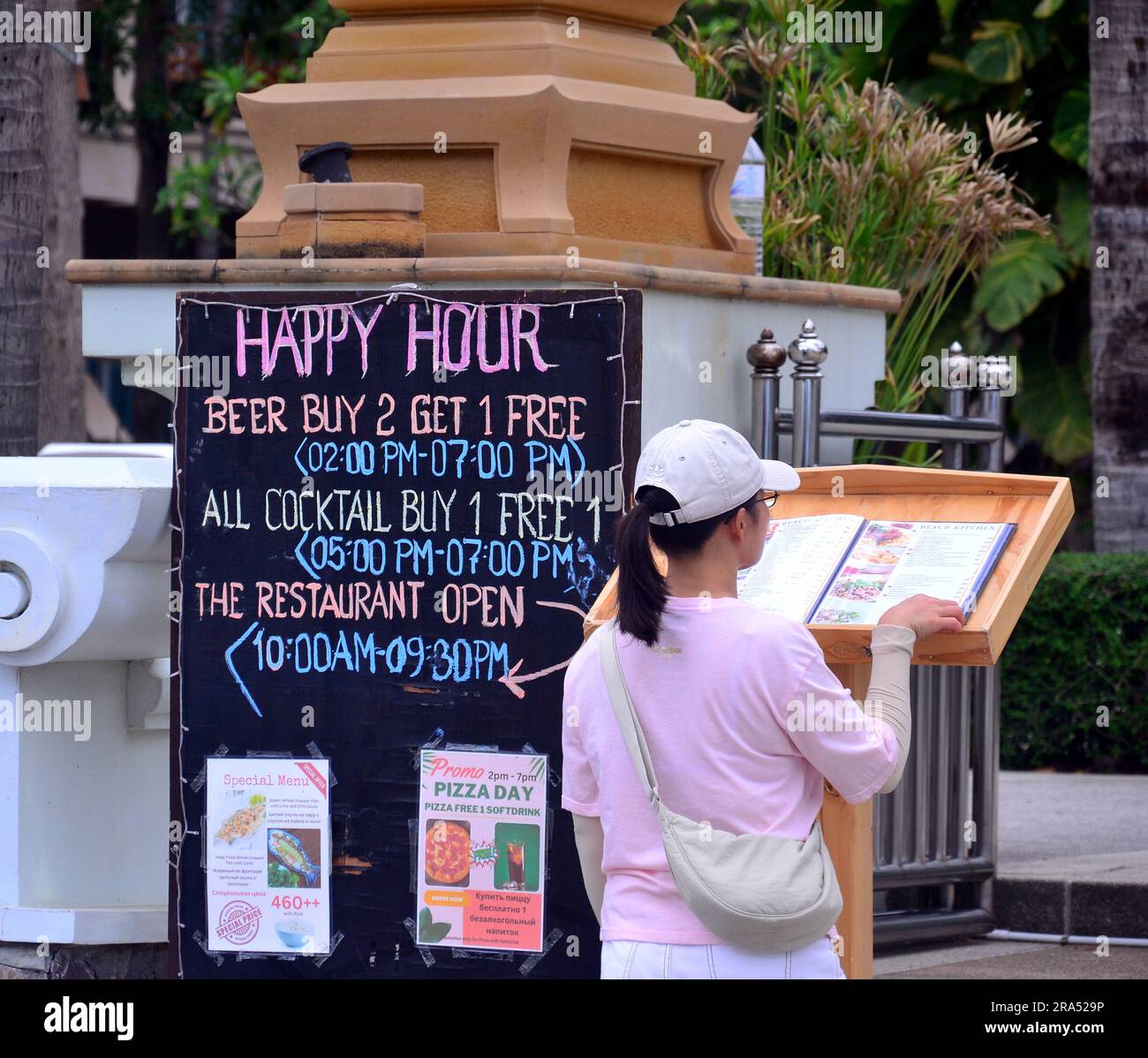 Woman reads menu restaurant hi-res stock photography and images - Alamy