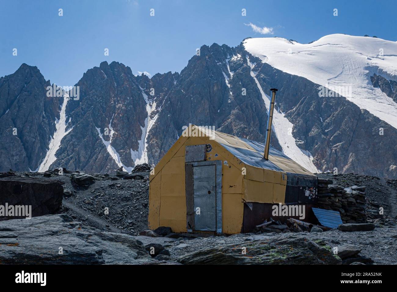Yellow house location hi-res stock photography and images - Alamy