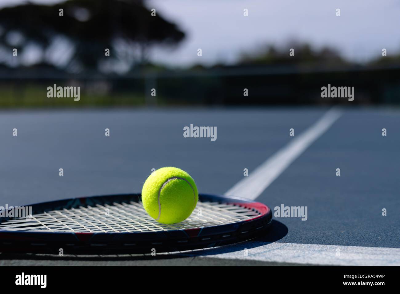 Tennis ball hitting racket close up hi-res stock photography and images ...