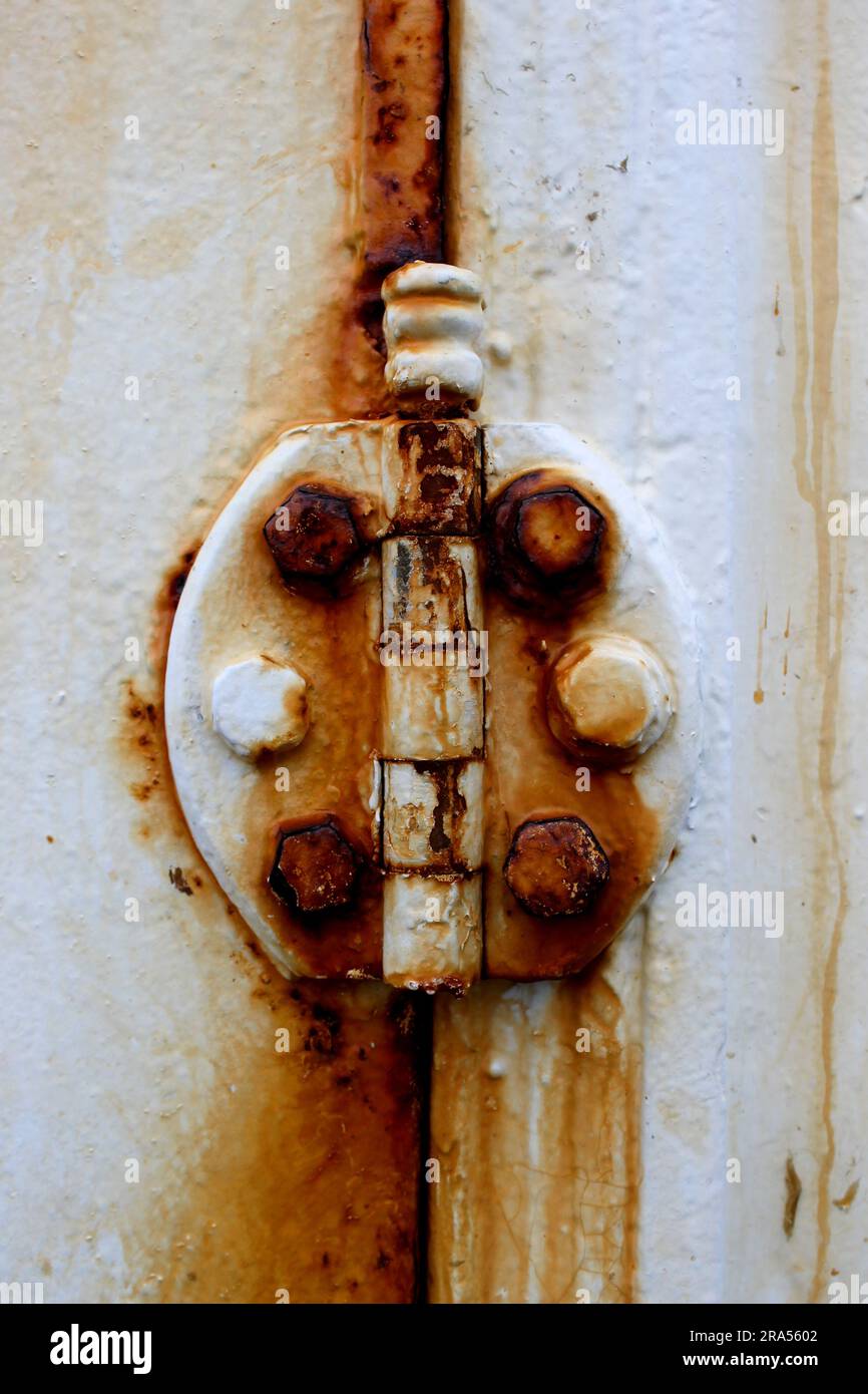 Rusted hinge hi-res stock photography and images - Alamy