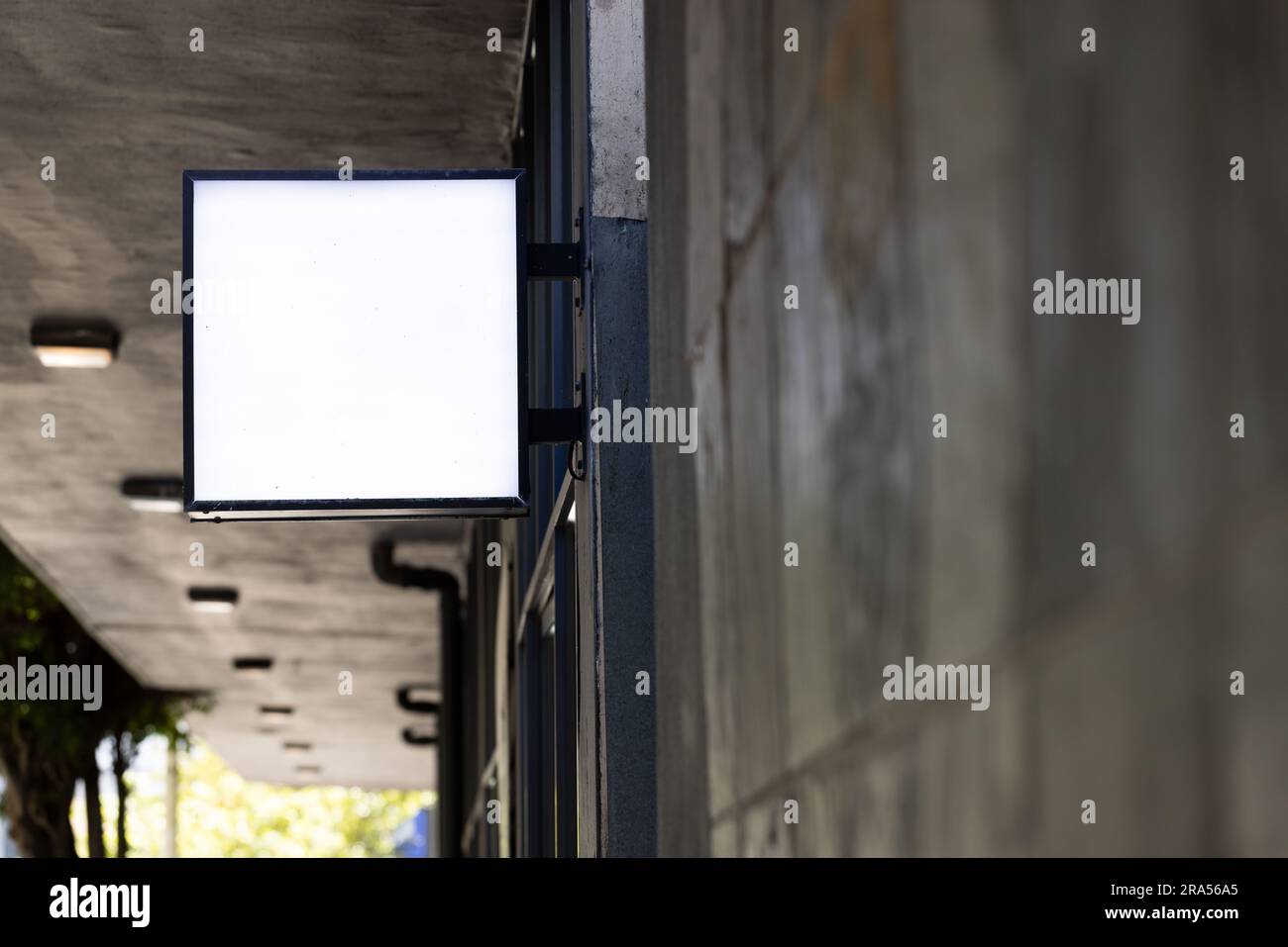 Blank sign fixed to building wall with copy space Stock Photo - Alamy