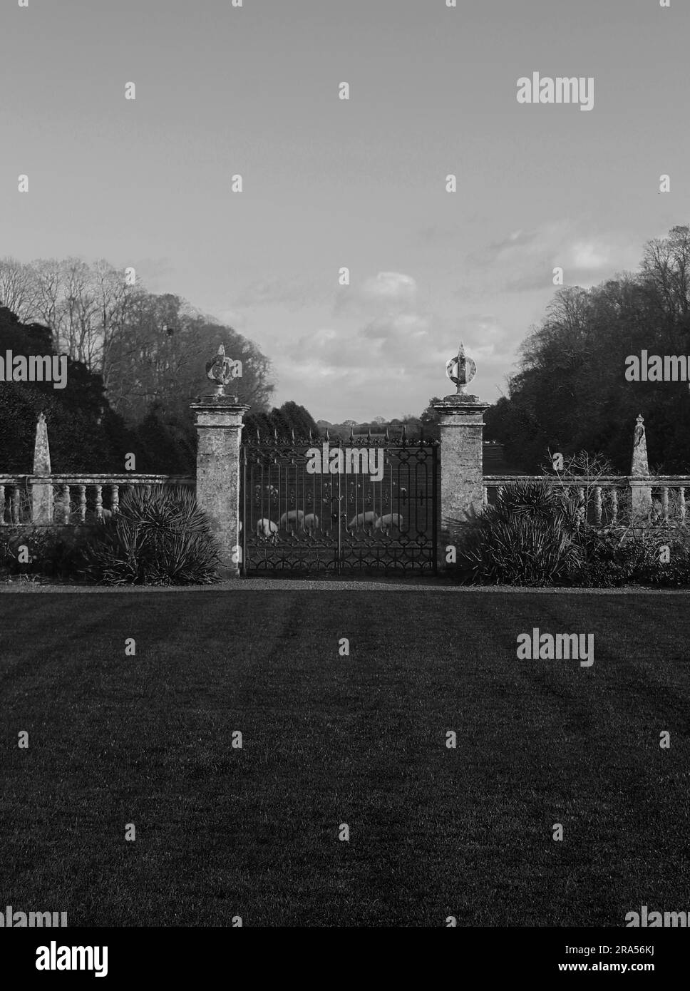 Dark gates hi-res stock photography and images - Alamy