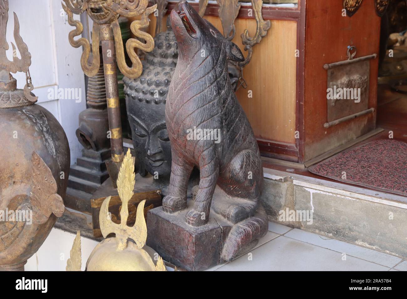 Wooden wolf display hi-res stock photography and images - Alamy