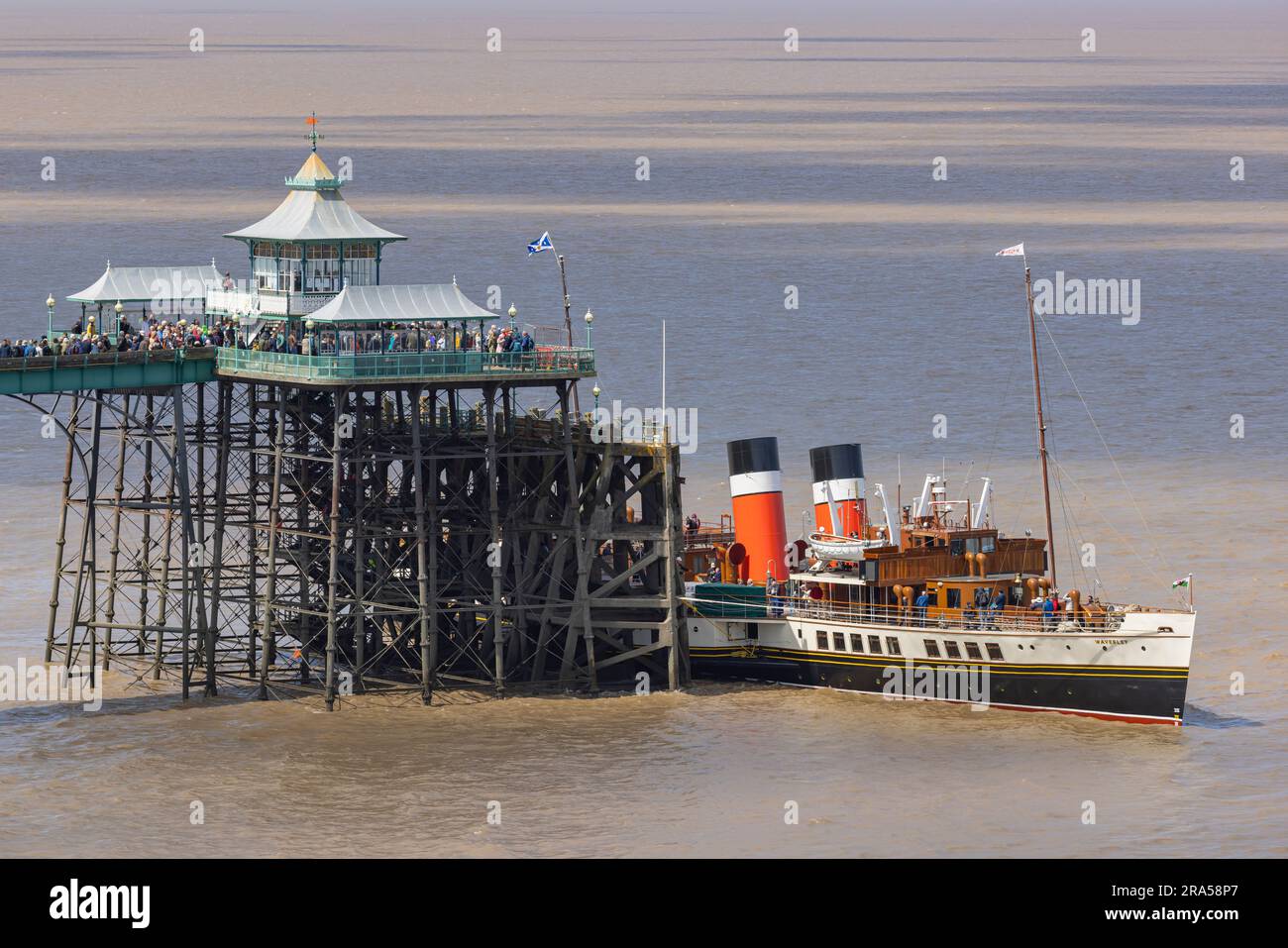 PS Waverley moored up at Clevedon Pier to load passengers Stock Photo ...