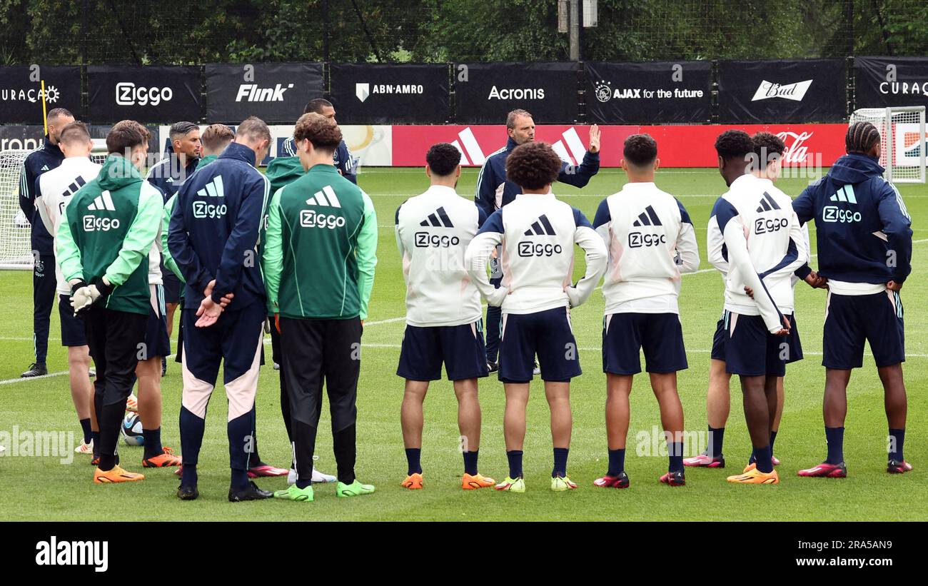 Football action and crowd clothing hi-res stock photography and images ...