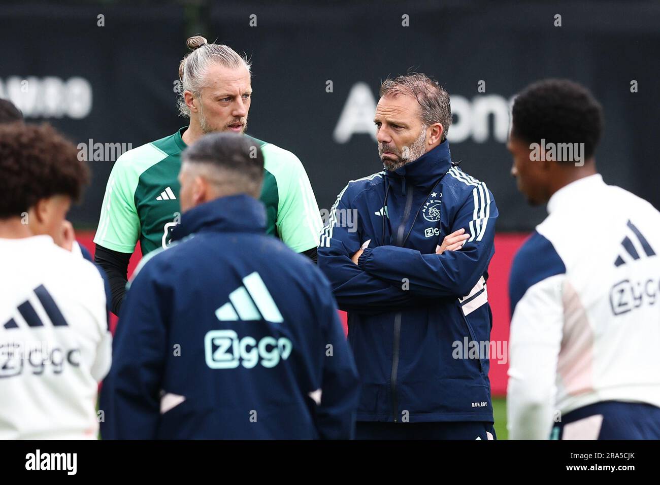 AMSTERDAM - (lr) Ajax goalkeeper Remko Pasveer and Ajax coach Maurice Steijn during an Ajax ...