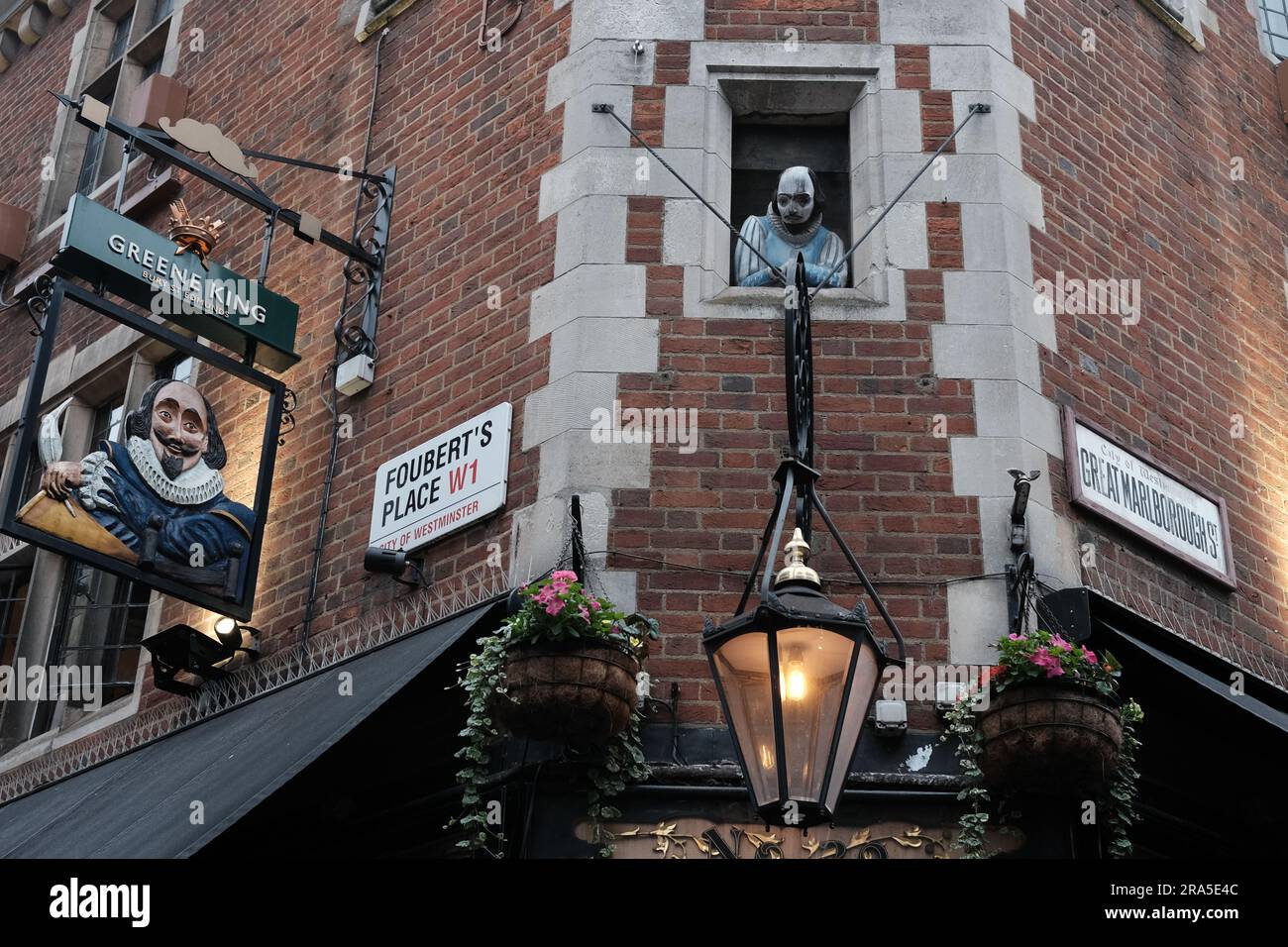 Shakespeare's Head Pub Stock Photo - Alamy