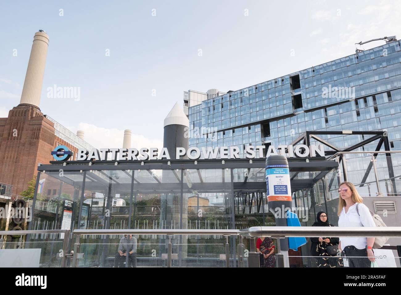 Battersea Power Station Thames Clippers TFL embarkation point and piet ...