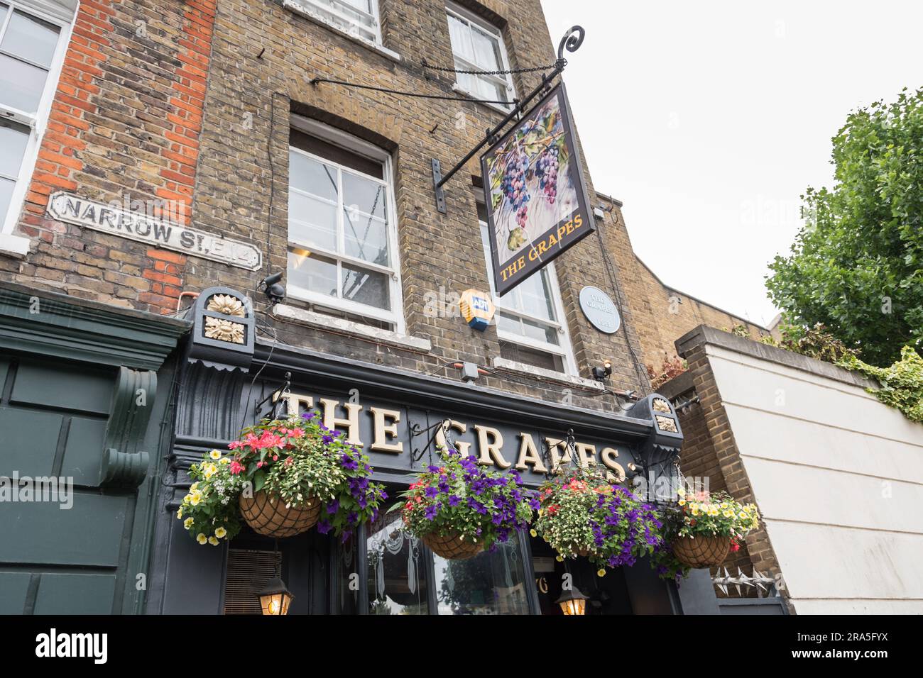 Narrow pub hi-res stock photography and images - Alamy