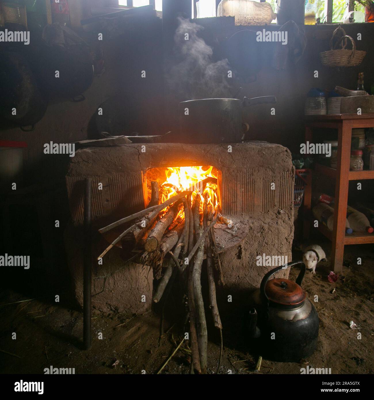 Traditional kitchen and fireplace hi-res stock photography and images ...