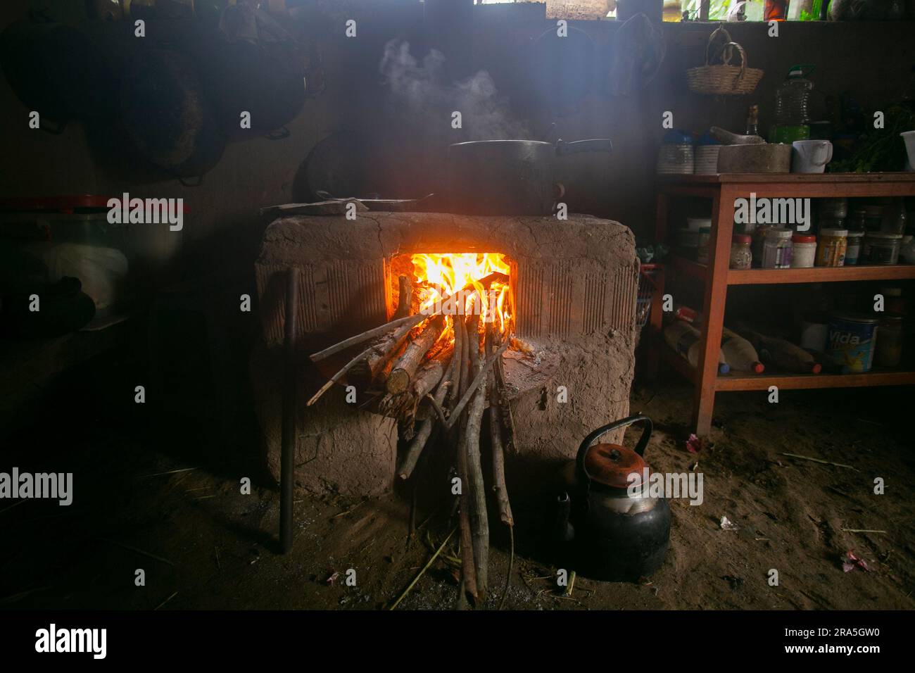 Traditional kitchen and fireplace hi-res stock photography and images ...