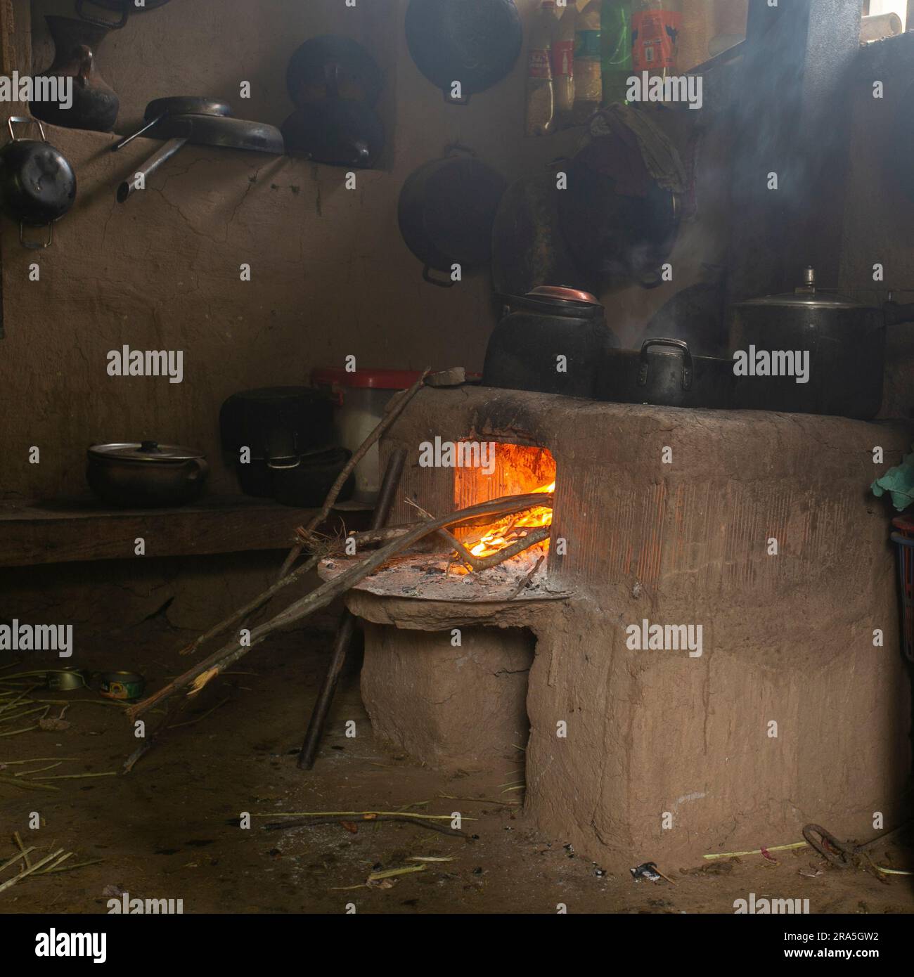 Traditional kitchen and fireplace hi-res stock photography and images ...