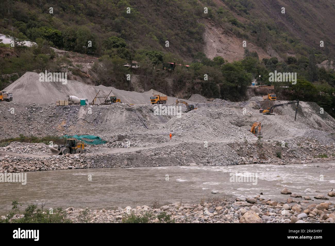 Vilcanota River as it passes through the town of Santa Rosa in the ...