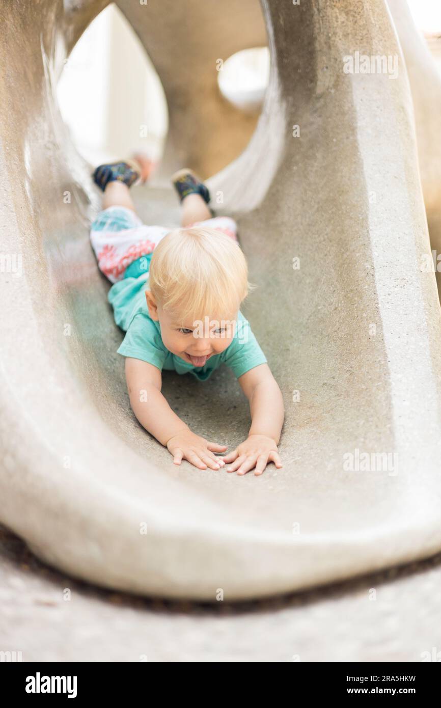 Kids climbing sculpture hi-res stock photography and images - Alamy
