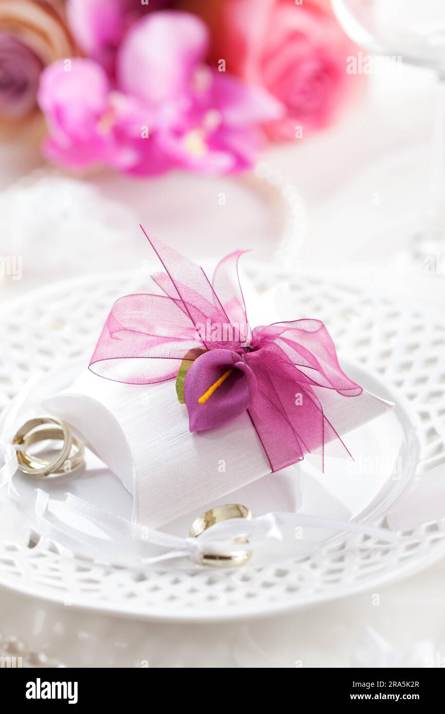 Wedding place setting with small present for guests Stock Photo - Alamy